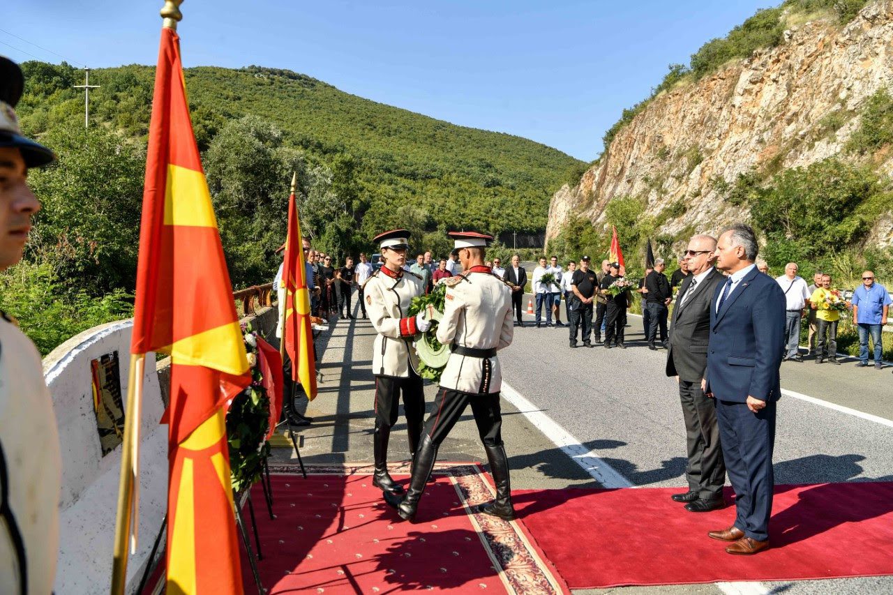Владина делегација положи цвеќе на споменикот во месноста Карпалак и на комплексот „Карпалак“ во