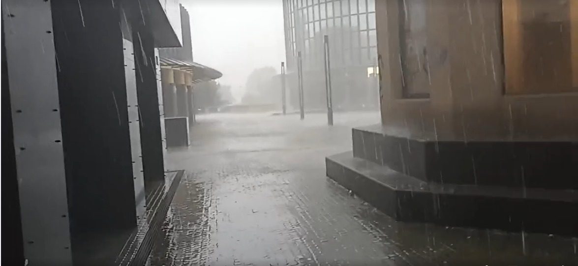 ВИДЕО СТРАШНО НЕВРЕМЕ ВЕТЕРОТ НОСЕШЕ СÈ ПРЕД СЕБЕ НАВРНАА И ОБИЛНИ