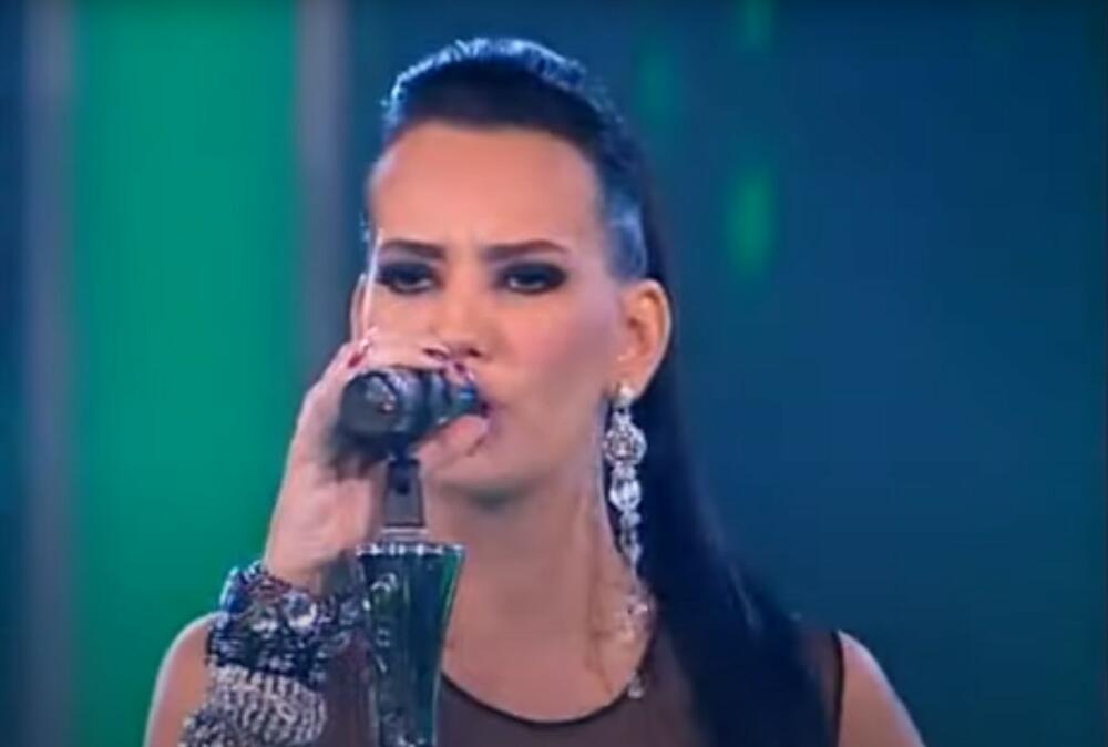 ФОТО Сега се нарекува убавица а еве како изгледаше пред пластичните